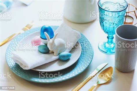 부활절과 봄 축제 테이블 현대 골든 금속 칼 붙이 달걀과 토끼 핑크와 블루 색상 꾸며져 있습니다 그릇에 대한 스톡 사진 및 기타