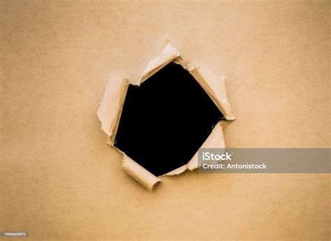 내부에 검은 색 고립 된 배경이있는 찢어진 가장자리가있는 빈티지 종이의 구멍 0명에 대한 스톡 사진 및 기타 이미지 0명