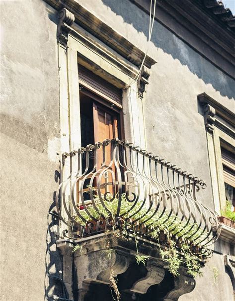 Balc N Con Las Macetas Y Las Plantas De La Casa En Un Edificio Hist