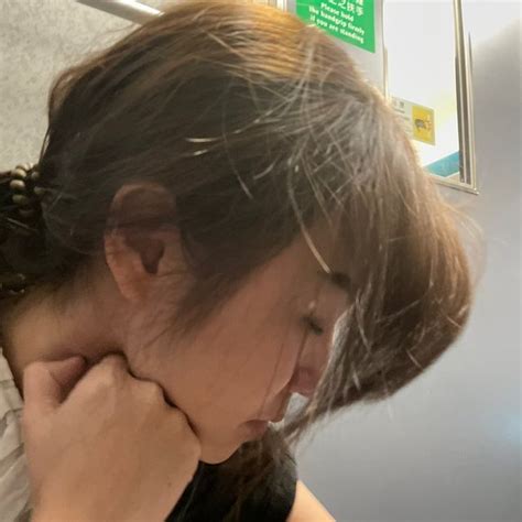 不懂就問脆 稍早女兒被異物碰到眼睛導致眼睛右下角有血絲，剛剛帶她去看眼科（這間沒去過，常去的那間今天休診） 醫生：「她常喝牛奶或優酪乳，益生菌