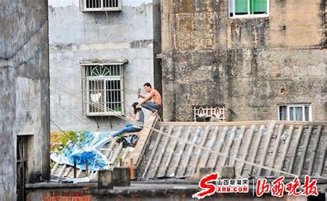 三亚：已婚男裸身持刀劫持女友（图） 搜狐滚动