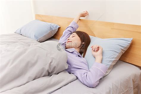 睡醒的年轻女性伸懒腰高清图片下载 正版图片502350822 摄图网