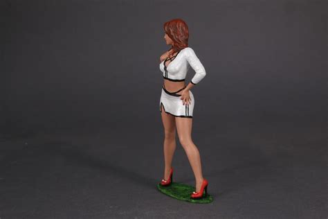 Painted Resin Figure Of Woman A11688 D141 Mb Models