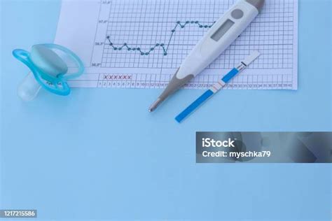 임신 계획 기초 체온의 측정 온도계 젖꼭지 온도 그래프 및 파란색 배경에 대한 긍정적 인 임신 테스트 복사 공간 0명에 대한