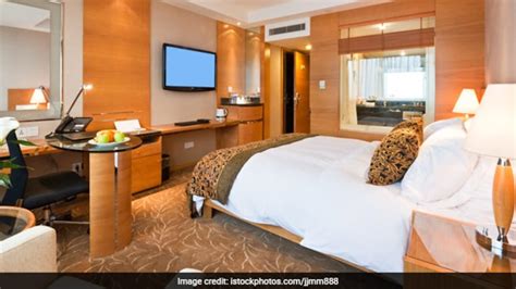 होटल रूम में इन 5 जगहों पर छुपा हो सकता है कैमरा फोन से ऐसे लगाएं हिडन