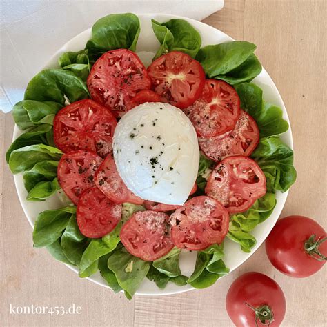 Burrata Auf Einem Bett Aus Tomaten Kontor453