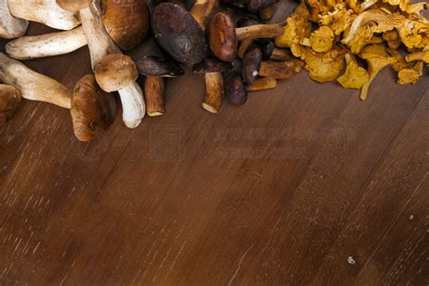Composition高清图片 新鲜的蘑菇。新鲜蘑菇的组成。将食物落在木桌上 人像图片免费下载格式5616像素编号42123017 千图网