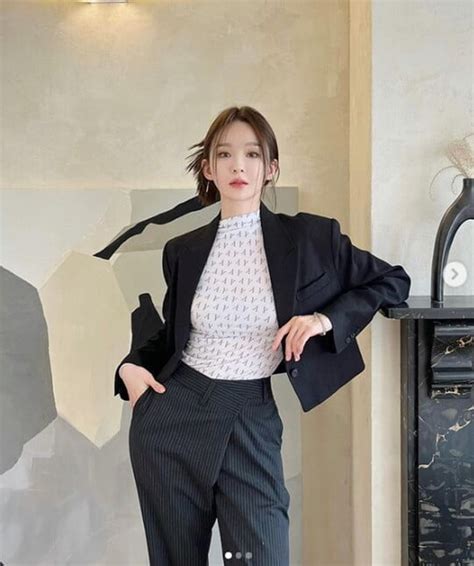 강민경 노출 1도 없는 패션인데…숨길 수 없는 콜라병 몸매 텐아시아