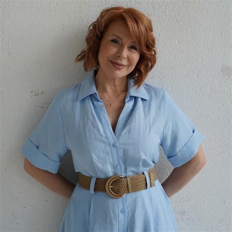 Мира Опитах да се влюбя Най вече в пространството помежду ни В разстоянието което ни делеше