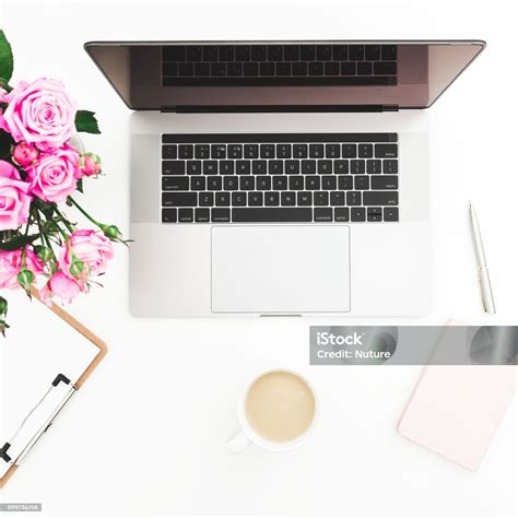 노트북 핑크 장미 꽃다발 커피잔 흰색 바탕에 분홍색 일기와 여성 작업 사무실 책상 플랫이 하다 최고의 볼 수 있습니다 패션 또는 프리랜서 개념 노트북에 대한 스톡 사진 및