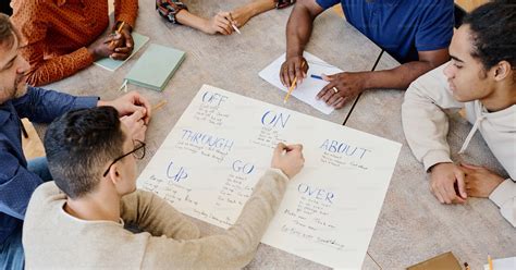 영어 수업 중 구문 동사를 배우는 국제 이민자 그룹의 다민족 학생들의 높은 각도보기 사진 Unsplash의 언어학 이미지