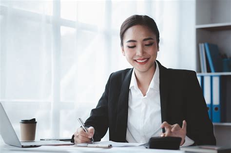 아름다운 아시아 여성은 새로운 세대의 신생 기업을 이끄는 사업가로 비즈니스 여성 주도비즈니스 컨셉의 신뢰와 안정성을 구축하기 위한 사업 계획을 운영하고 관리하는 여성입니다