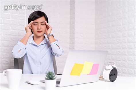 Woman Has Headache At Office 이미지 1187099942 게티이미지뱅크