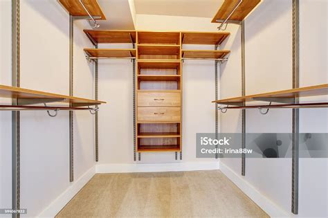 나무 선반 베이지 색 카펫 바닥밝은 빈 워크 인 옷장 0명에 대한 스톡 사진 및 기타 이미지 0명 가정의 방 건설 산업