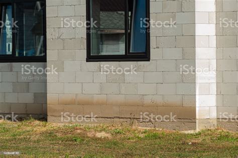 흰색 거품 콘크리트 블록으로 만든 건설 중인 집의 건물 부지 집의 새로운 프레임을 구축 0명에 대한 스톡 사진 및 기타 이미지