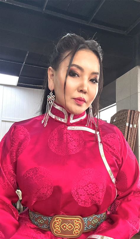 Дуучин Монгол түмэндээ хаврын тэргүүн сарын шинийн нэгний мэнд дэвшүүлье🇲🇳 Өргөн хотлоороо сар