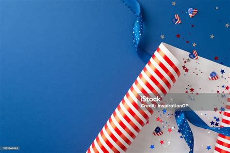 미국 독립 기념일 축하 행사를 장식하십시오 미국 국기를 모티브로 한 주제별 선물 포장의 평면도 색종이 조각은 파란색 배경에