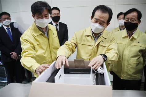 정세균 총리 27일부터 화이자 백신 11만7천회분 의료인에 접종“ 아주경제