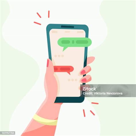 짧은 메시지 아이콘 및 이모티콘으로 전화를 들고 손을 잡습니다 친구들과 채팅하고 새 메시지를 보낼 수 있습니다 스마트 폰 화면
