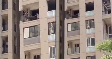 Hombre Quita Parte De La Columna Que Sostiene El Edificio Para Tener