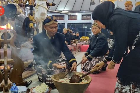 Mengikuti Ritual Cuci Pusaka Batang Di Malam 1 Suro ANTARA News