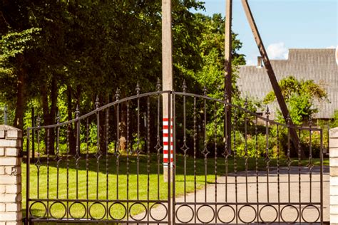 Brama wjazdowa dwuskrzydłowa jak wybrać odpowiednią Ogrodowydom pl