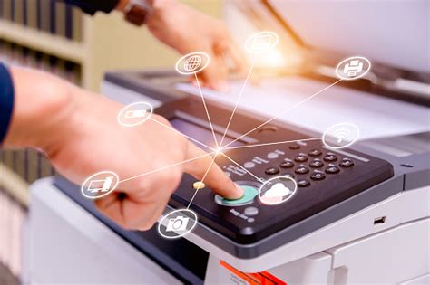 아이콘 기술 프린터 스캐너 레이저 사무실 복사 기계 공급 시작 개념 프린터 패널에 비즈니스 남자 손 압박 버튼