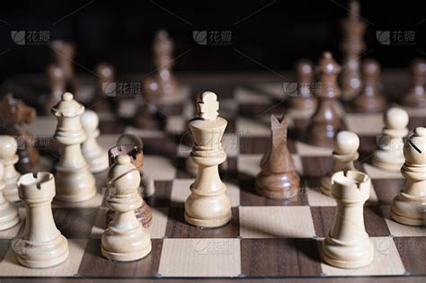 国际象棋比赛白子和黑子在为胜利而战中心人物是焦点