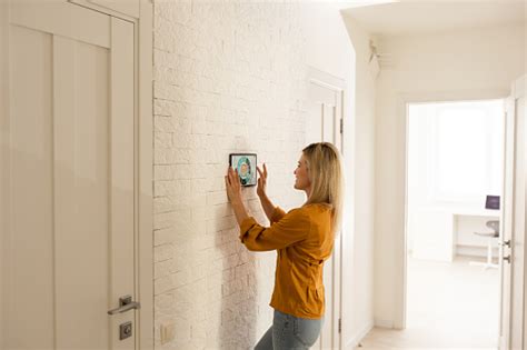 모형 템플릿을위한 검은 색 빈 화면이있는 디지털 태블릿을 들고 현대 부엌에 서있는 젊은 여성 기술 템플릿 자동화 스마트 홈 개념 감시에 대한 스톡 사진 및 기타 이미지