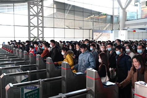 连续两日破历史纪录深圳北站今日迎来湖南地区首趟返岗务工专列 深圳24小时 深新闻 奥一网
