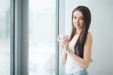 실내에 밝은 현대 사무실에서 커피 한잔과 함께 젊은 예쁜 비즈니스 우먼 낮에 대한 스톡 사진 및 기타 이미지 낮 명랑한