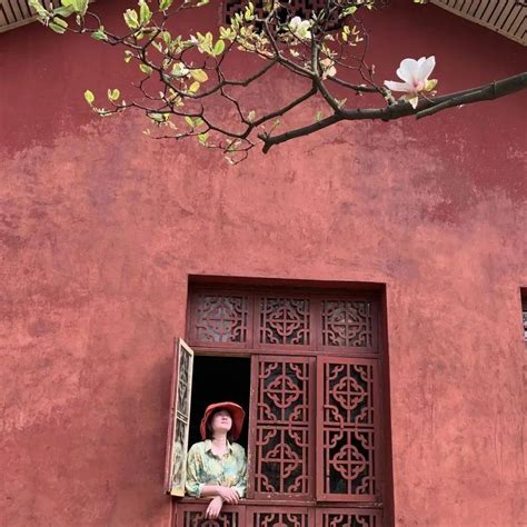 不上山的话，那峨眉山你这么玩就是赚！寺院红墙花花