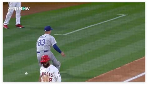 大谷翔平の同僚レンヒーフォの迫力に相手サードが落球！？実況「足音が迫ってくるのが聞こえたか」視聴者は「ヒーホーが惑わせた！」 野球