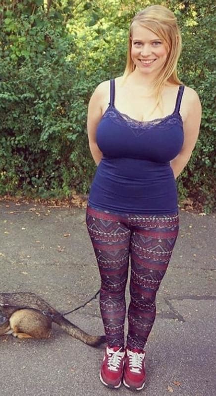 Busty German Girl R2busty2hide