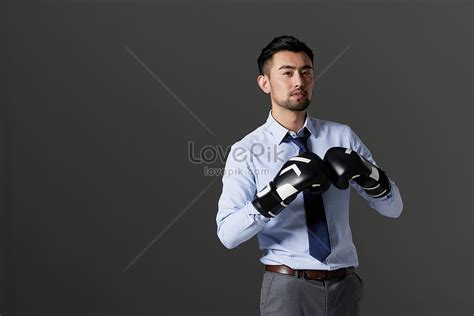 권투 장갑을 끼고 비즈니스 남자 사진 무료 다운로드 Lovepik