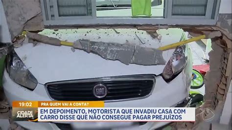 Mulher que perdeu o controle de carro e invadiu casa diz que não consegue pagar prejuízo