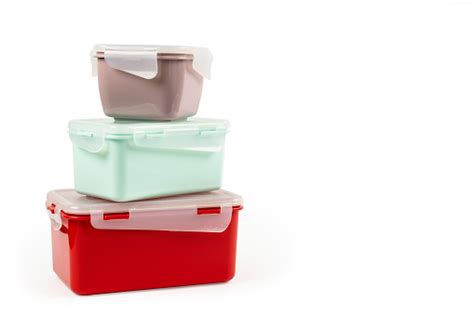 복사 공간이있는 흰색 배경에 고립 된 식품을위한 다양한 크기의 플라스틱 다색 용기 더미 측면 보기 0명에 대한 스톡 사진 및 기타 이미지 Istock
