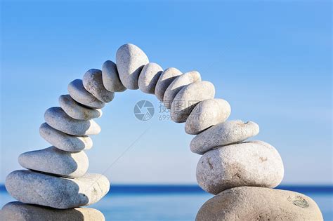 弯曲海滩石头岩石海洋卵石海岸高清图片下载 正版图片320336918 摄图网