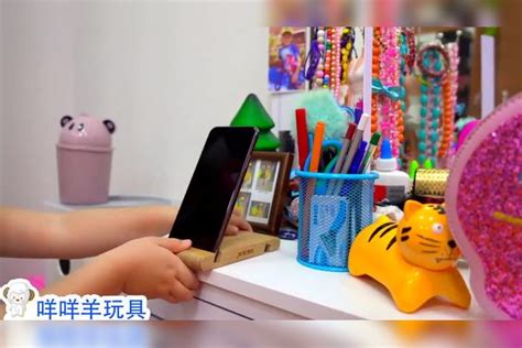 越看越厉害，萌娃小萝莉怎么开车送爸爸上学？可是爸爸为何不吃饭？萌娃爸爸