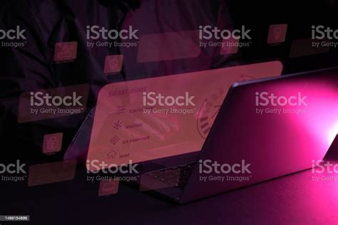 전화의 가상 화면에서 아이콘을 터치하는 컴퓨터를 사용하는 사업가 가상현실에 대한 스톡 사진 및 기타 이미지 Istock