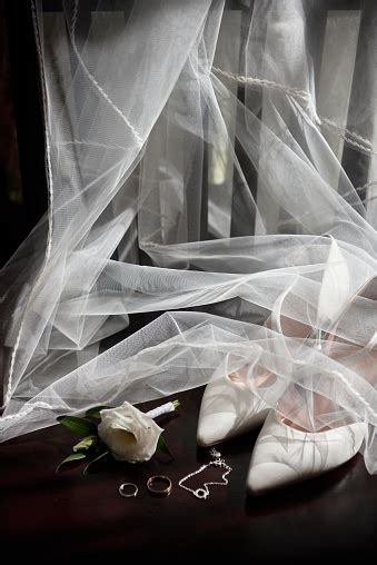 하얀 여성 신발 두 개의 황금 결혼 반지 의자에 Boutonniere와 베일 복사 공간의 클로즈업 결혼식 개념 쌍에 대한 스톡
