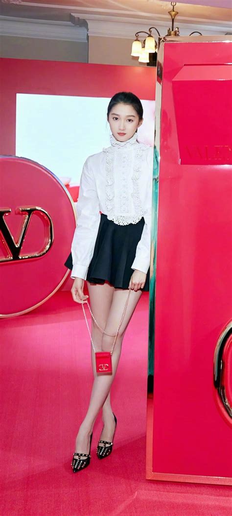 Zhang Jingyi And Guan Xiaotong Whose Shoes Look Good Inews