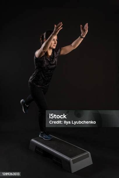 한 걸음 더 나아가 는 운동 복 이면에 있는 피트니스 우먼 카메라에 검은 배경 에 스포츠에 간다 건강한 생활방식에 대한 스톡 사진 및 기타 이미지 Istock