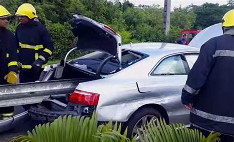 Impresionante Ensarta Su Coche En Un Guardarraíl Y Sale Ileso