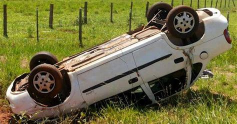 G1 Idosa fica ferida após carro capotar em rodovia notícias em