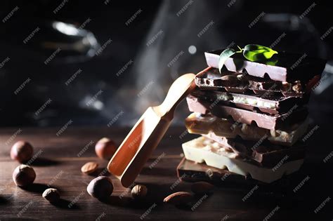 Плитка молочного шоколада. домашний молочный шоколад с миндалем и ...