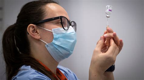 Un Estudio Sobre La Vacuna De Astrazeneca Ofrece Esperanzas The New