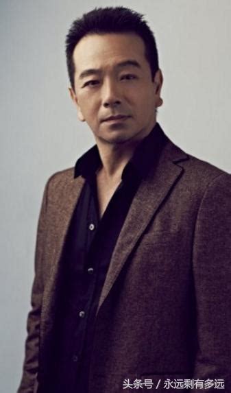 張晨光全家近照，片酬超過40萬人民幣一集，妻子漂亮超有氣質！ 每日頭條
