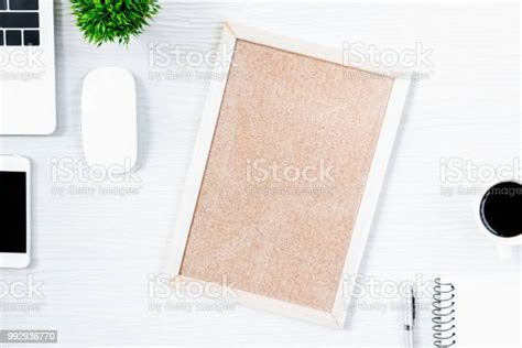 백색 목 제 사무실 책상 테이블 및 블랙 커피 및 평면도 및 평면 레이 개념에 빈 보드 작업을 위한 장비 0명에 대한 스톡 사진