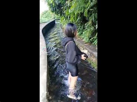Cewek Cantik Lagi Berak Dikali Youtube